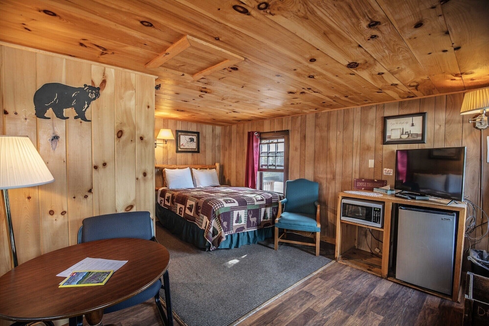 Serenity Peaks: Discover Cathedral Ledge At The Pemi Cabins! - Franconia, NH