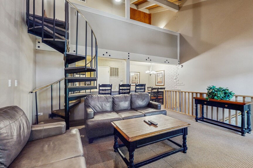 Lakeside Living With Wonderful Amenities & Activities - 南太浩湖