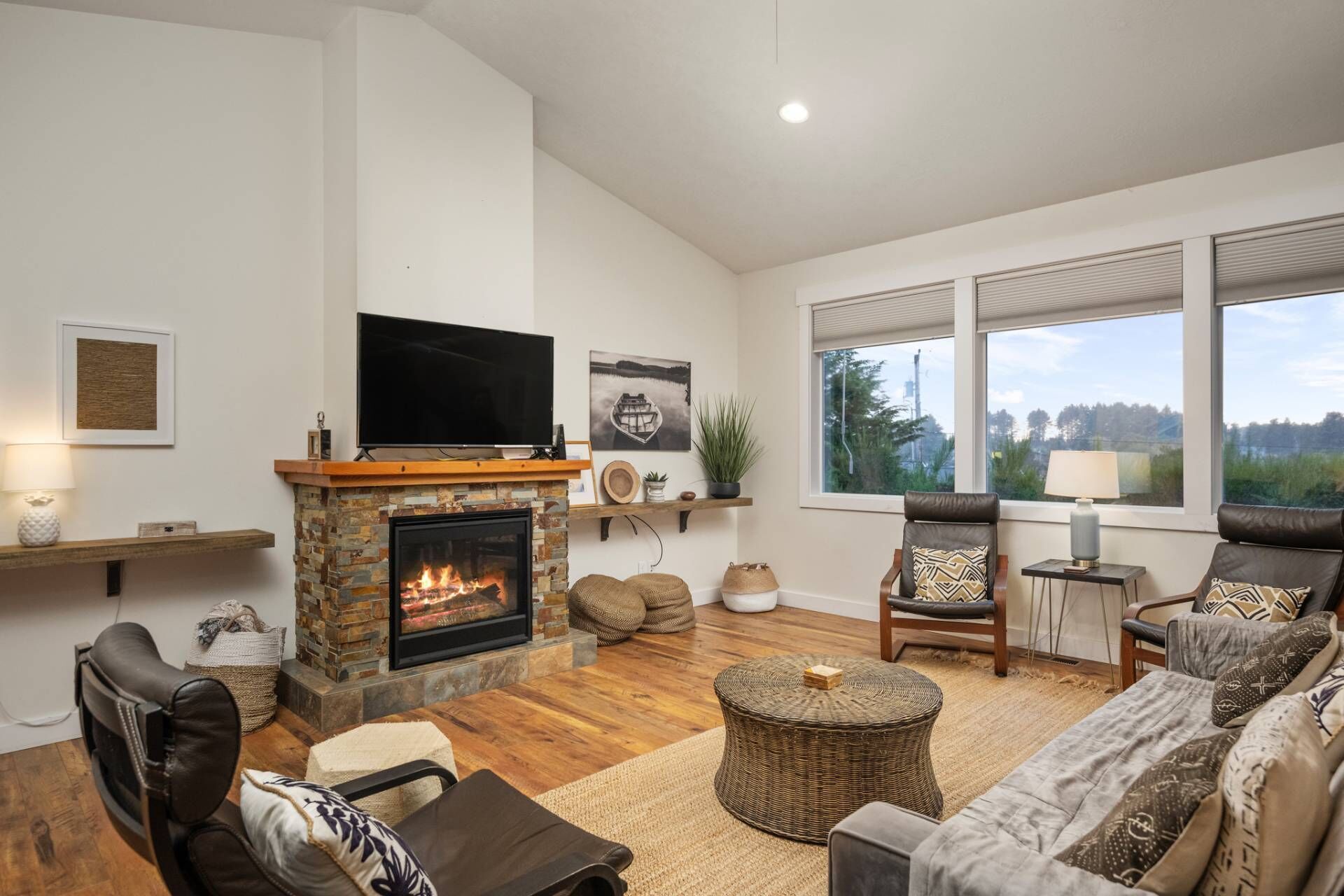 Incredible New Construction Single Level Lakeview Home, New Everything, Ping Pong, Fire-pit, Bbq - Warrenton, OR