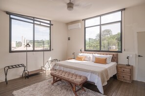 Quarto casal superluxo, sacada | Roupas de cama antialérgicas, cortinas blackout, Wi-Fi de cortesia