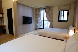 Quarto quádruplo clássico, 2 camas de casal, vista para a cidade | Wi-Fi de cortesia, roupa de cama