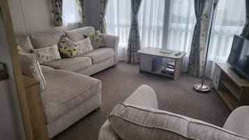 Cabine | Sala de estar | Televisor, lareira