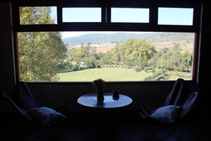 Quarto Twin Deluxe, lareira, vista para a montanha | Roupa de alta qualidade, com mobília individualizada, secretária 