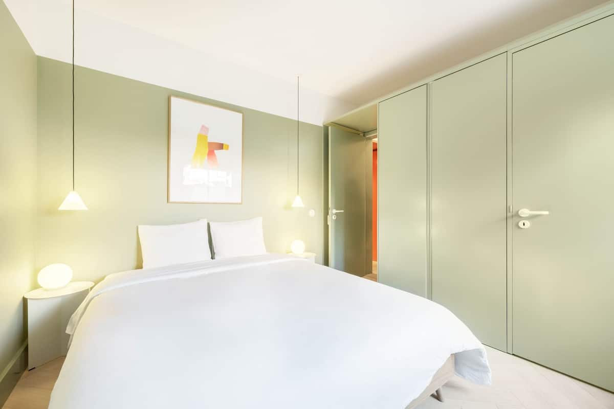 Quarto Duplo | Secretária, ferro/tábua de engomar, berços/camas para crianças grátis