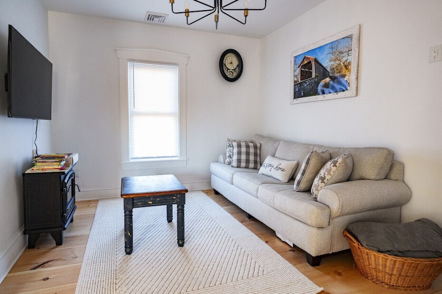 Very Cozy, 2 Bedroom Farmhouse Apartment 2nd Fl - Strasburg, PA