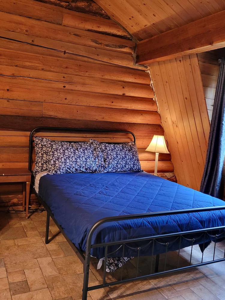 Cozy, rustic private cabin in the woods! Skip to the river & CDA bike ...