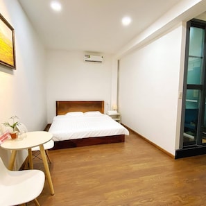 Quarto Duplo Deluxe | Secretária, cortinas/cortinados opacos, ferro/tábua de engomar 