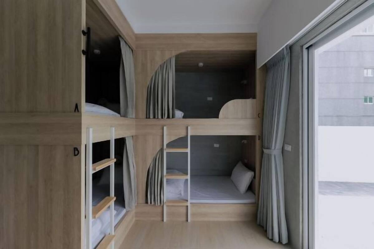 Edredons de pluma, Wi-Fi de cortesia, roupa de cama