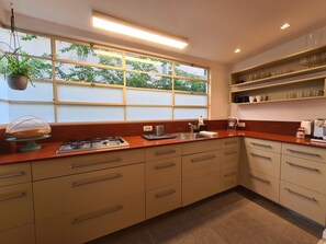 Apartamento, 2 quartos | Cozinha privada | Um frigorífico, um micro-ondas, um forno, uma placa de cozinha 