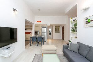 Apartamento, 2 quartos | Televisão