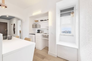 Estúdio Comfort | Kitchenette privada | Uma cafeteira/bule, Minifrigorífico, um micro-ondas 