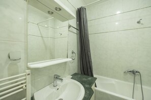 Apartamento Comfort | Casa de banho | Uma banheira, artigos de higiene pessoal grátis, um secador de cabelo