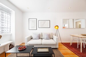 Casa geminada | Área de estar | TV 60 cm com canais a cabo