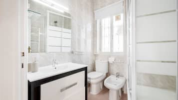 Casa de Férias | Casa de banho | Um polibã, um secador de cabelo, toalhas fornecidas