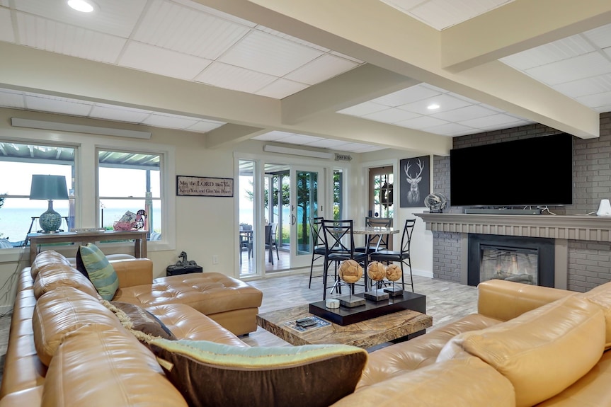 Private Guest Suite | Lake Michigan | Beachfront | Remodeled | Pet Friendly - Charlevoix, MI