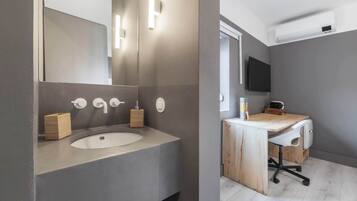 Quarto Duplo, 1 cama de casal | Casa de banho | Um polibã, um secador de cabelo, toalhas fornecidas, champô