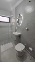 Quarto Quádruplo Familiar, várias camas, não fumadores, ar condicionado | Casa de banho | Um polibã, um chuveiro fixo, toalhas fornecidas, papel higiénico 