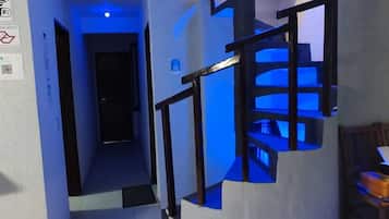 Suite Familiar, 1 quarto | Sala de estar | Televisor