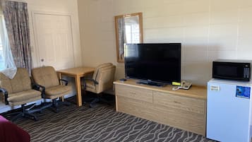 Quarto casal básico | Escrivaninha, Wi-Fi de cortesia, roupa de cama