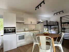 Cabana família, várias camas, banheiro compartilhado | Cozinha privada | Refrigerador em uma área comum, chaleira elétrica