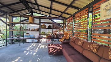 Cofres nos quartos, escrivaninha, ferros/tábuas de passar roupa