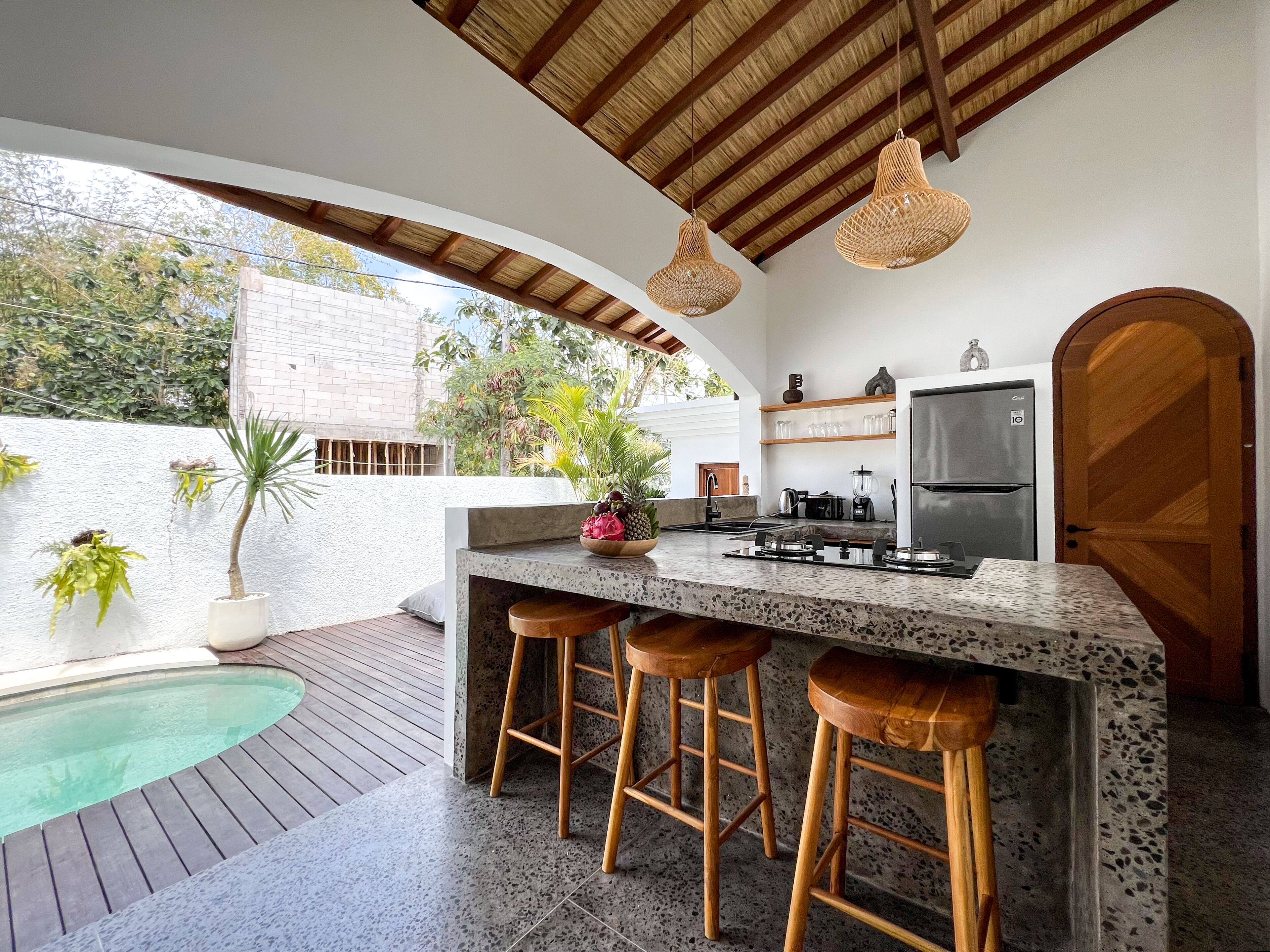 Villa, 2 quartos | Cozinha privada | Uma cafeteira/bule, um frigorífico, um micro-ondas 