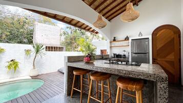 Villa, 2 quartos | Cozinha privada | Uma cafeteira/bule, um frigorífico, um micro-ondas