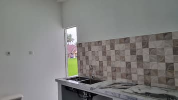 Casa Presidencial, 3 quartos, vista para o jardim, mezanino | Cozinha privada | Uma máquina de lavar louça, uma chaleira elétrica