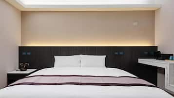 Quarto Duplo Superior | Secretária, Wi-fi grátis, roupa de cama fornecida