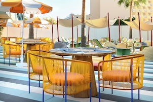 Bar à beira da piscina