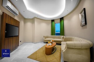 Apartamento família | Área de estar | TV de tela plana 4 polegadas com canais via satélite