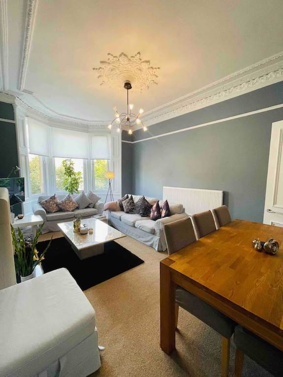 Relax At The Modern And Spacious Nestled In The Central Part - Wolverhampton