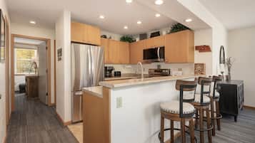 Apartamento em Condomínio Fechado, 2 quartos | Cozinha privada | Um frigorífico, um forno, uma cafeteira/bule, uma torradeira
