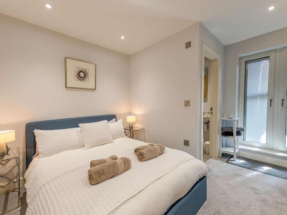 Pass The Keys | 40c 2 Bed Celosia Beautiful Town Centre Apartment - Shrewsbury