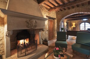 Smart TV de 55 polegadas com canais via satélite, filmes pagos 