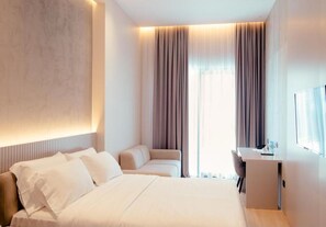 Quarto Triplo | Minibar, secretária adequada para computadores portáteis 