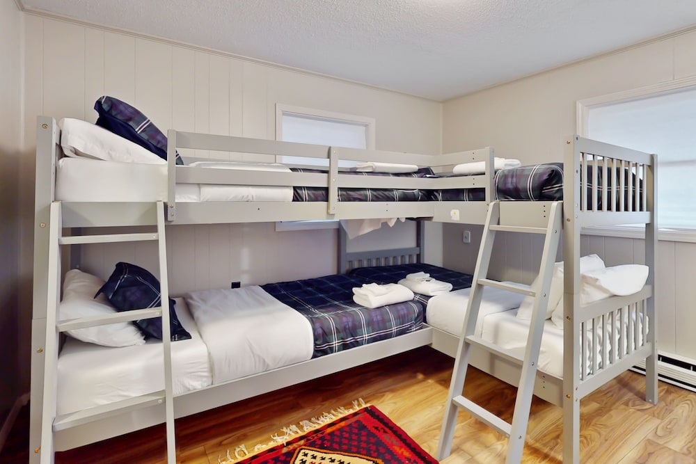 All-seasons Connestee Falls cabin with lake, pool, & athletic courts ...