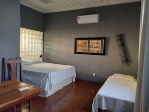 Quarto Clássico com Cama de Casal | Ferro/tábua de engomar, Wi-fi grátis 