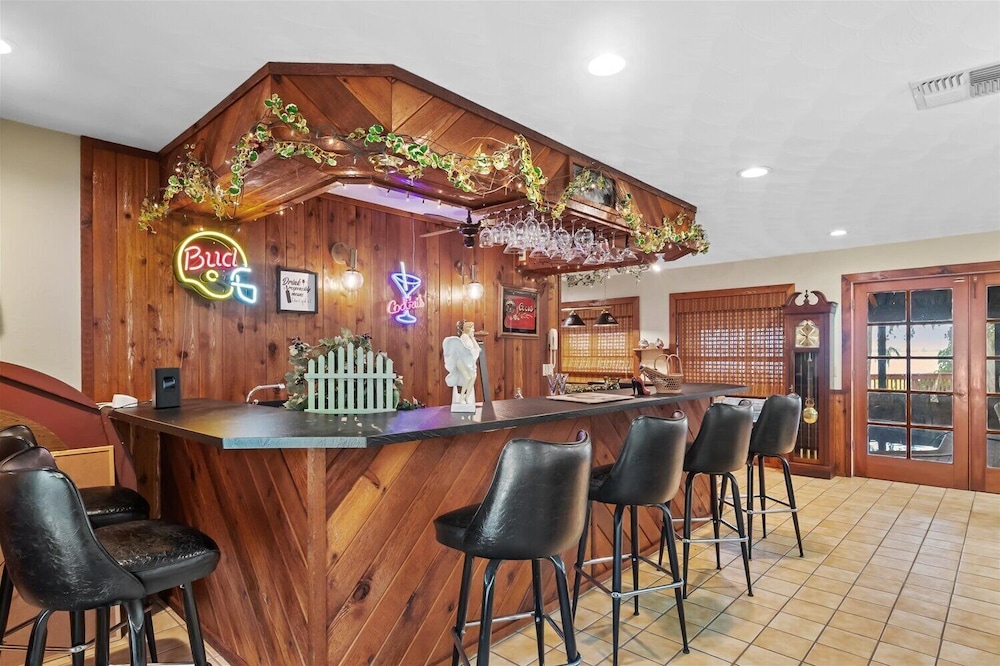 Windy Point Estate - On Lake Istokpoga-5bdr. 5 1/2bath 7 Beds. Amazing Grounds - Lake Istokpoga, FL