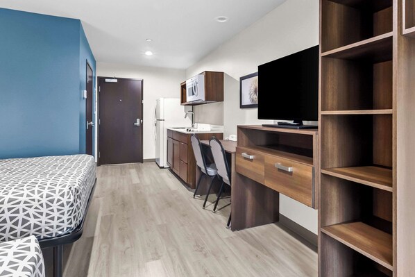 Suíte, 2 camas Queen, para não fumantes | Individualmente mobiliados, escrivaninha