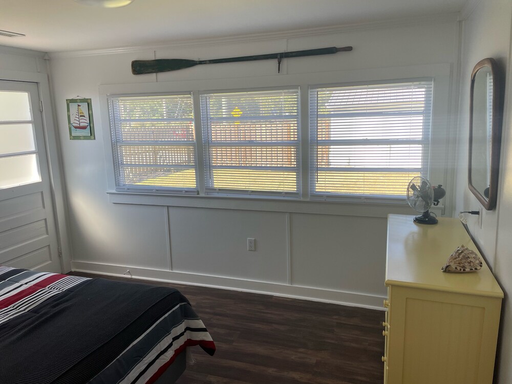 Charming Cottage! Open Space With Coastal Theme. Centrally Located. - Wrightsville Beach, NC