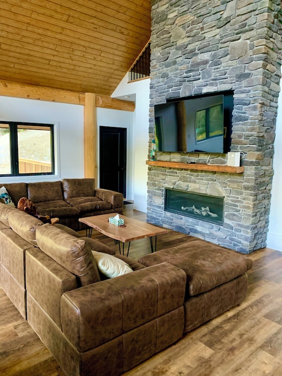 Timberwolf A- New Luxury Lodge *Hot Tub* Games Room* - British Columbia