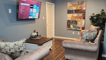 Quarto Duplo de Luxo | Sala de estar | Televisor LED de 55 de polegadas com canais por cabo, Netflix, Hulu