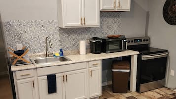 Quarto de Luxo | Cozinha privada | Uma cafeteira/bule, mesas de jantar
