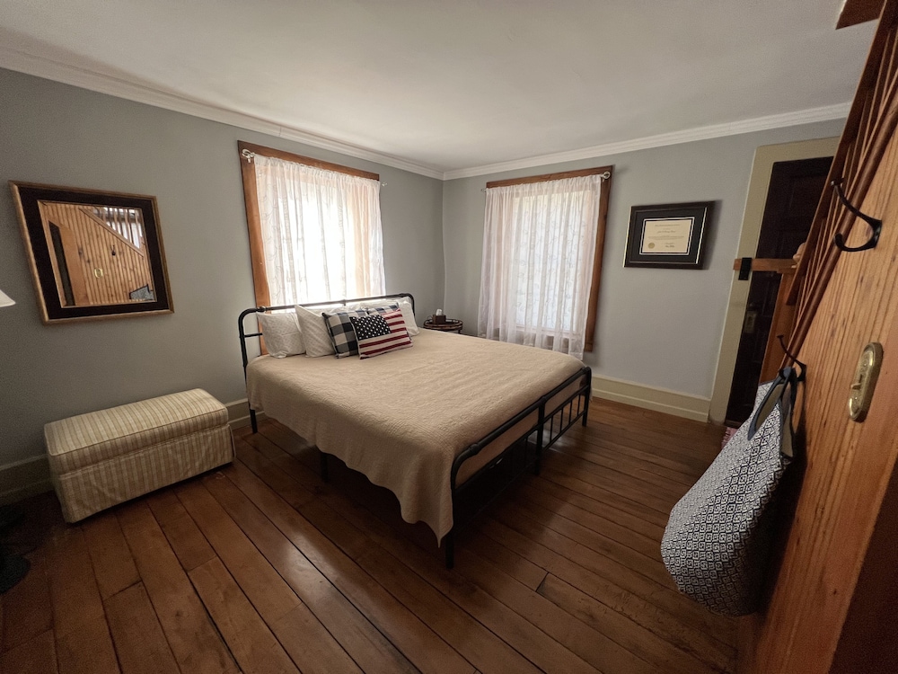 The Iowa Stone House. Enjoy Historic Charm and Spacious Modern Comfort ...