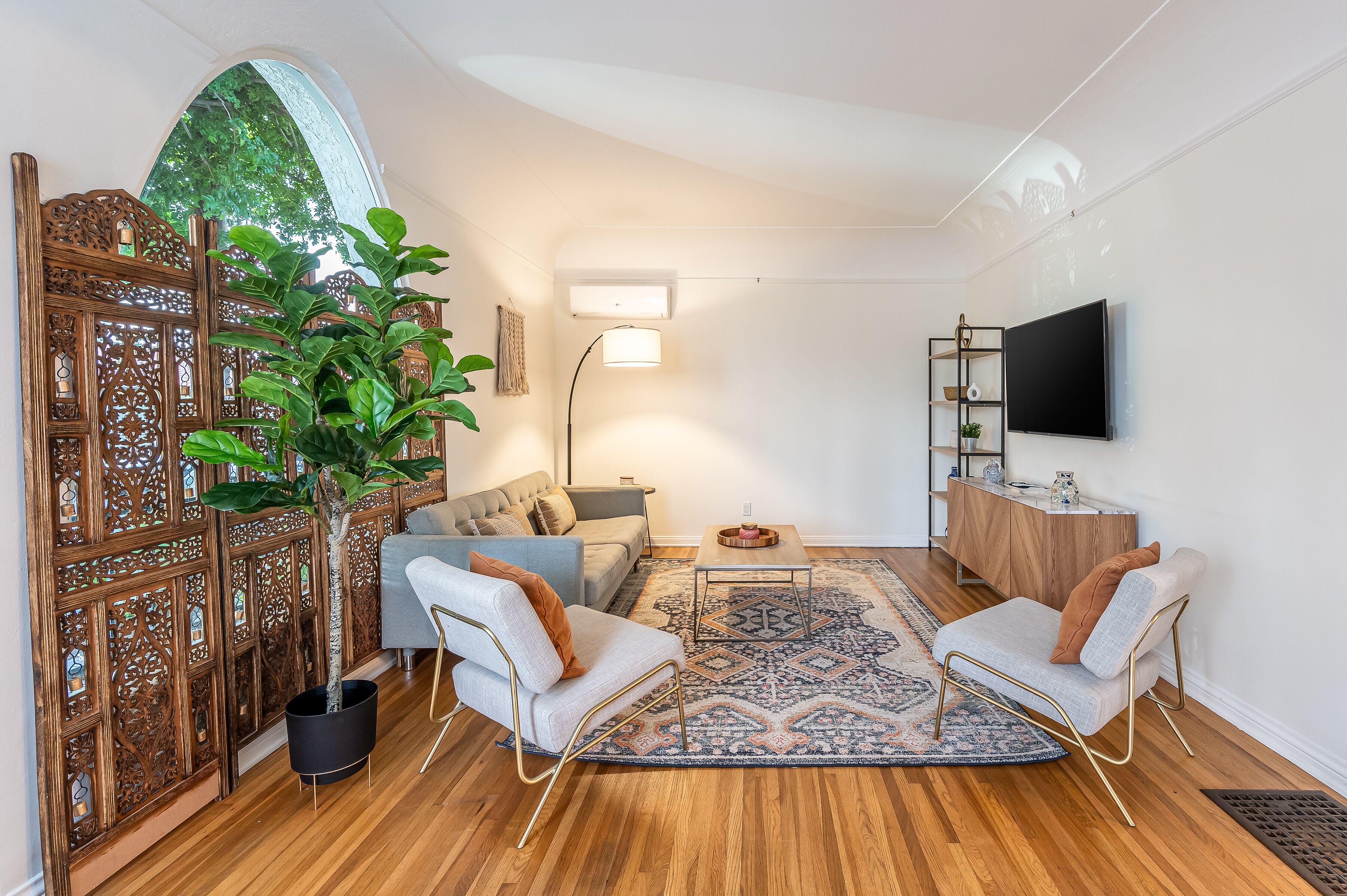 Family Friendly Spanish Villa W/ Beach Amenities And Free Parking! - Long Beach, CA