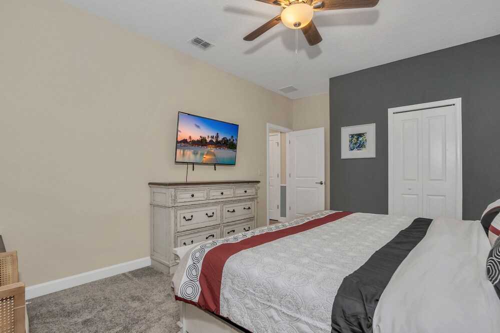 Beautiful 9 bedroom home with pool! Minutes away from theme parks ...