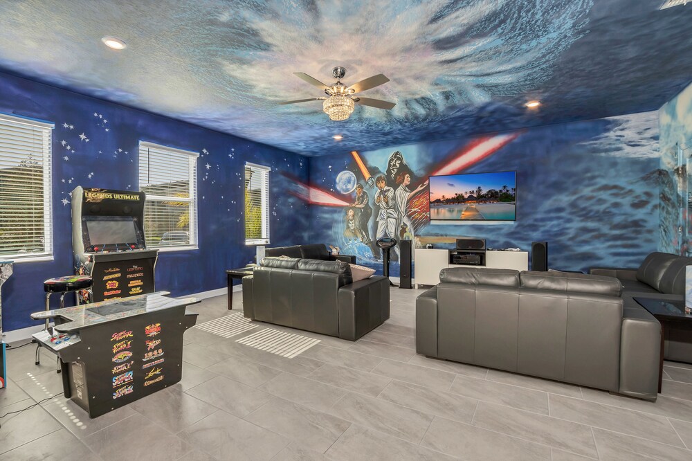 Beautiful 9 bedroom home with pool! Minutes away from theme parks ...