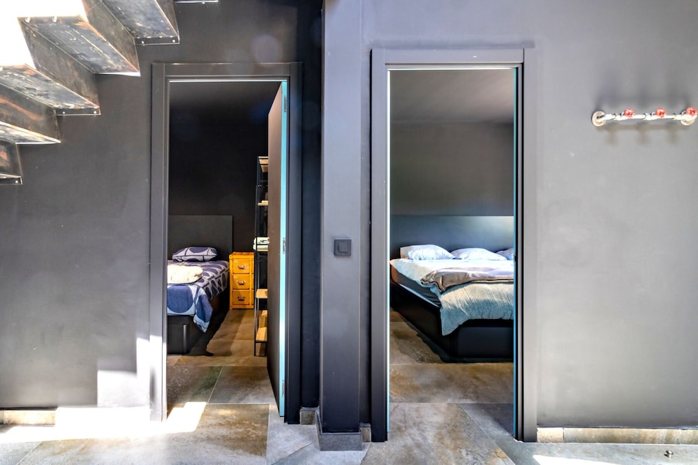 Black House- Sorprendente Casa Estilo Industrial - Olot