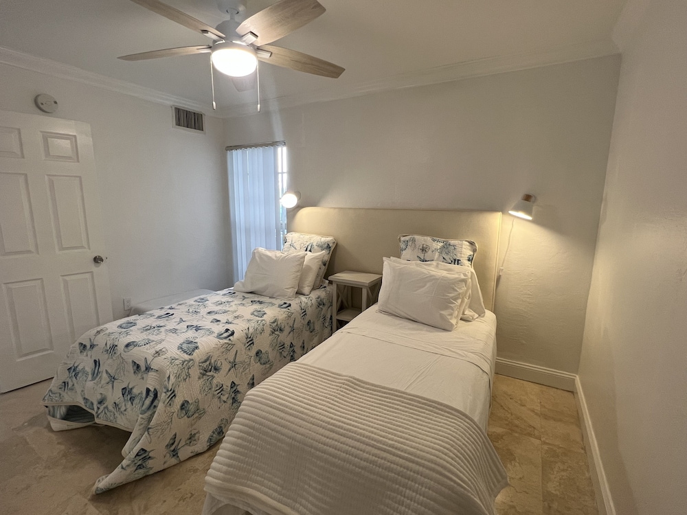 Beachside Bliss: One-Bedroom perfect vacation parking included - Key ...